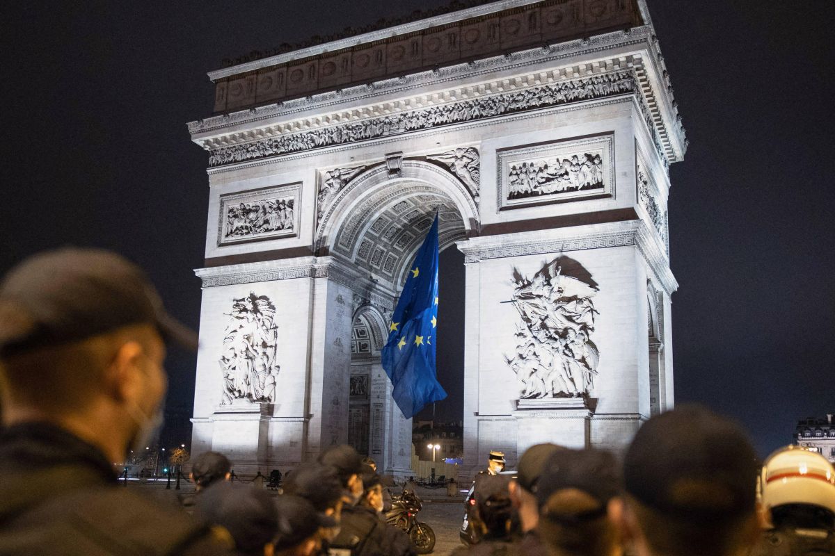 Francja. Flaga Unii Europejskiej zdjęta z Łuku Triumfalnego - NCZAS.COM