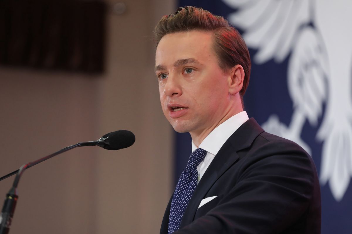 TYLKO U NAS. Bosak: działania UE prowadzą do obniżenia poziomu życia ...