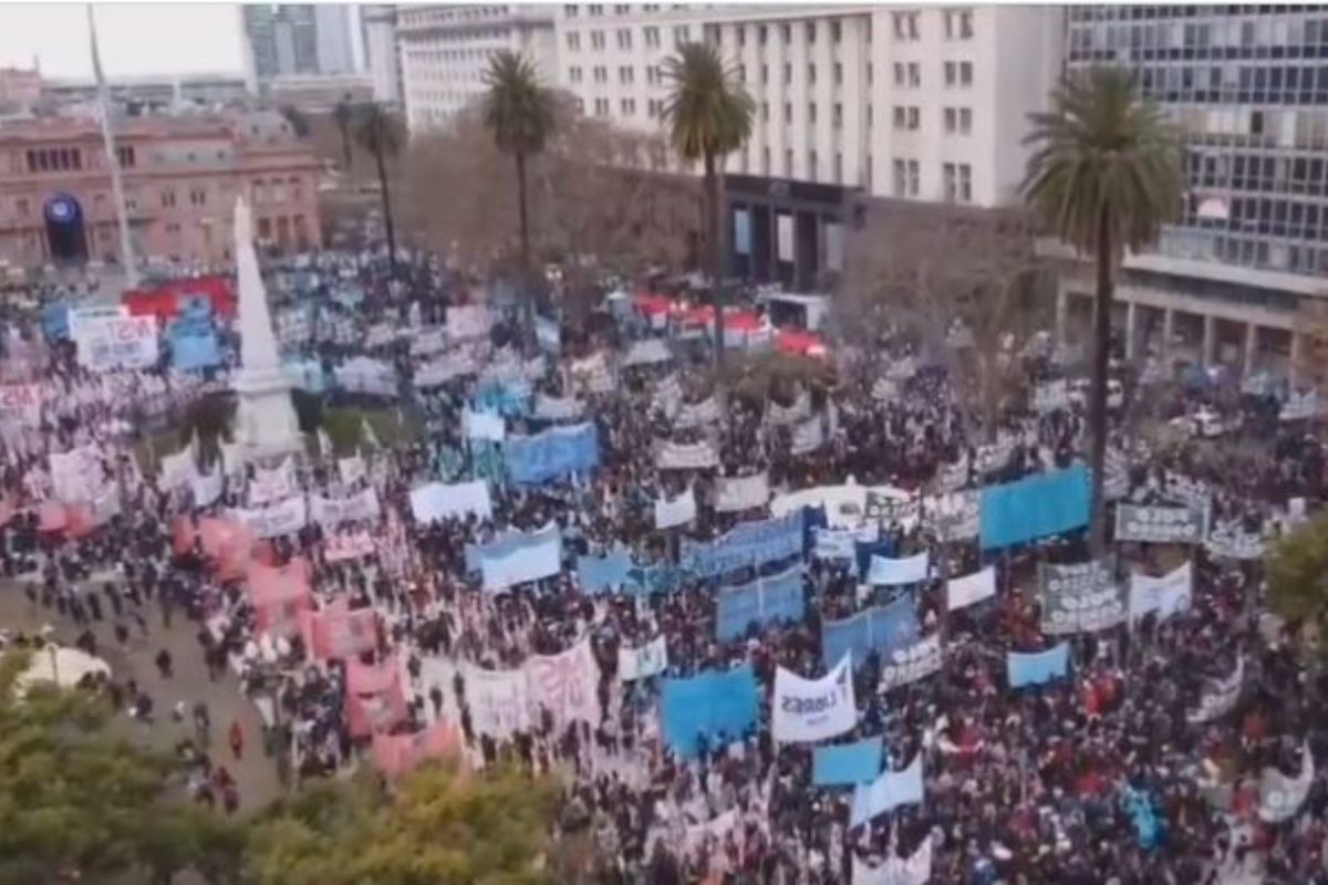 Wielotysięczny "marsz przeciwko drożyźnie" w stolicy kraju [VIDEO ...