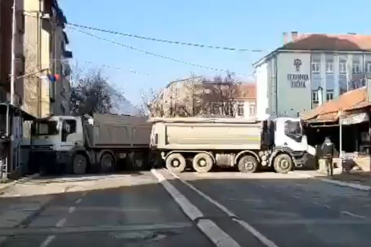 Serbowie wznieśli barykady. Kosowo zamyka największe przejście ...