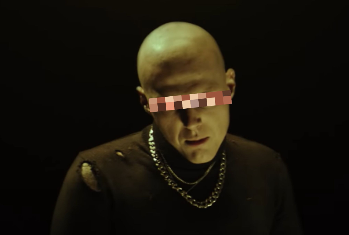 Topowy polski raper oskarżony o pobicie. Poszkodowana zemdlała na sali ...